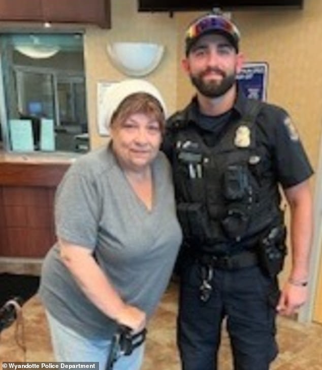 Cop's heartwarming act of kindness after spotting elderly woman ...