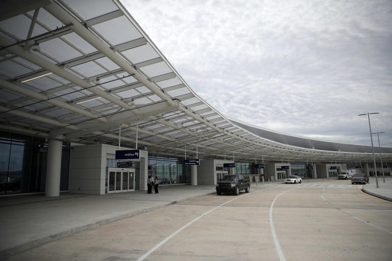 Creepy Spirit Airlines pilot, 40, charged with stalking 2 minors after ...