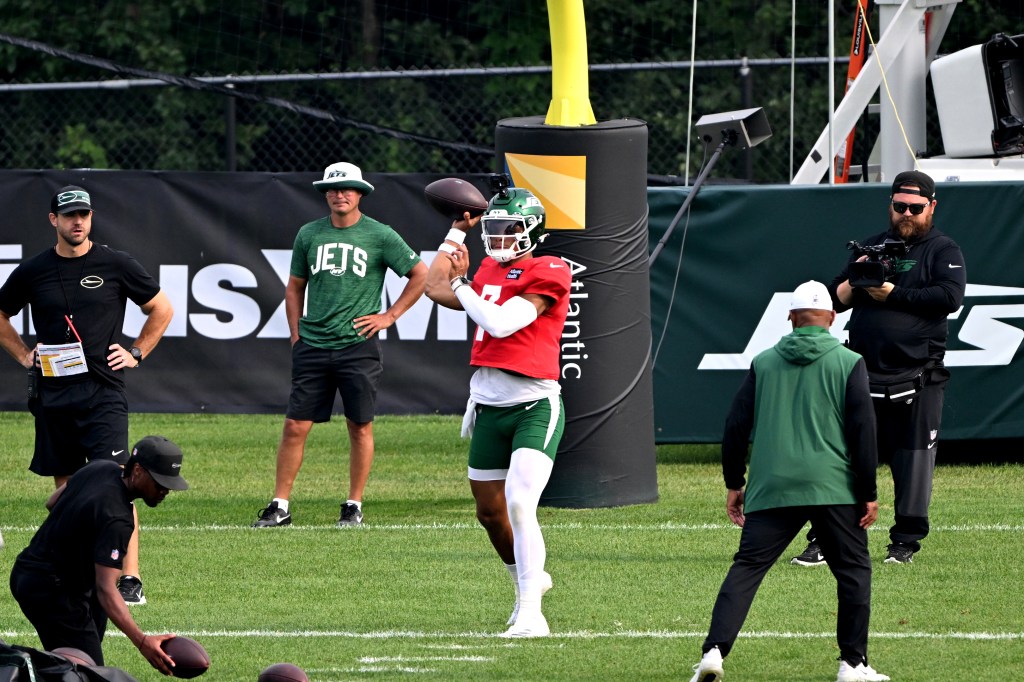 Jets ‘not worried at all’ even as Justin Fields’ passing struggles deepen