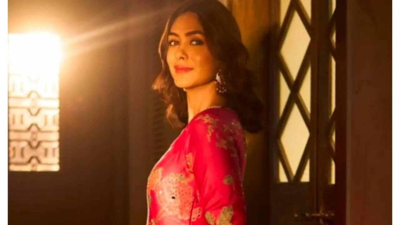 Mrunal Thakur follows Dhanush's sisters Karthika Karthik and Vimala ...