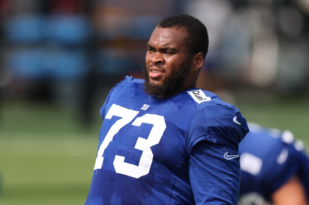 Greg Van Roten imparting wisdom on Evan Neal in awkward Giants position ...