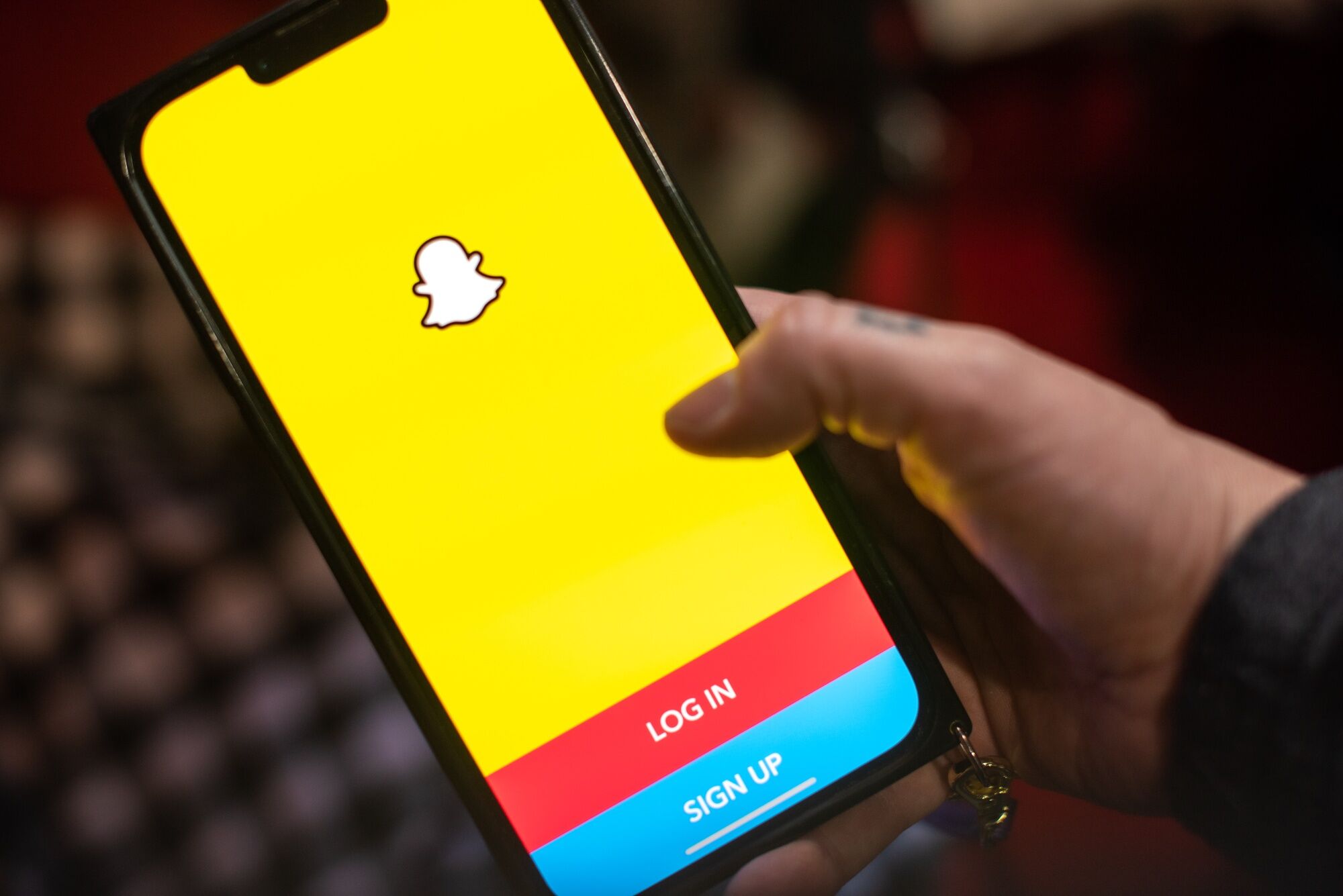 Snap Shares Decline as Ad Glitch Crimps Quarterly Sales