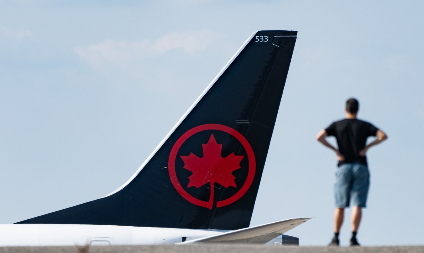 Air Canada flight attendants vote in favour of strike mandate