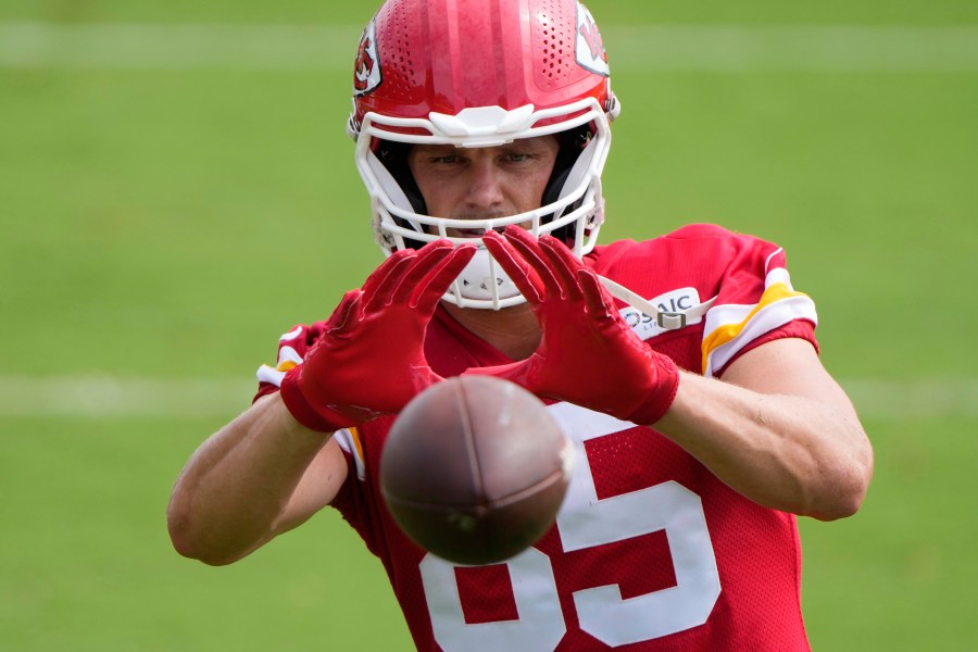 Chiefs veteran TE Robert Tonyan learning from Travis Kelce