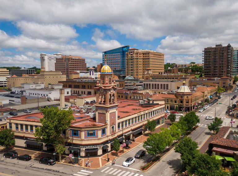 Kansas City's Country Club Plaza adds 2 new stores, filling vacancies