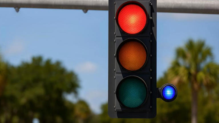 ¿Para qué sirve la cuarta luz azul que empiezan a incorporar algunos semáforos?