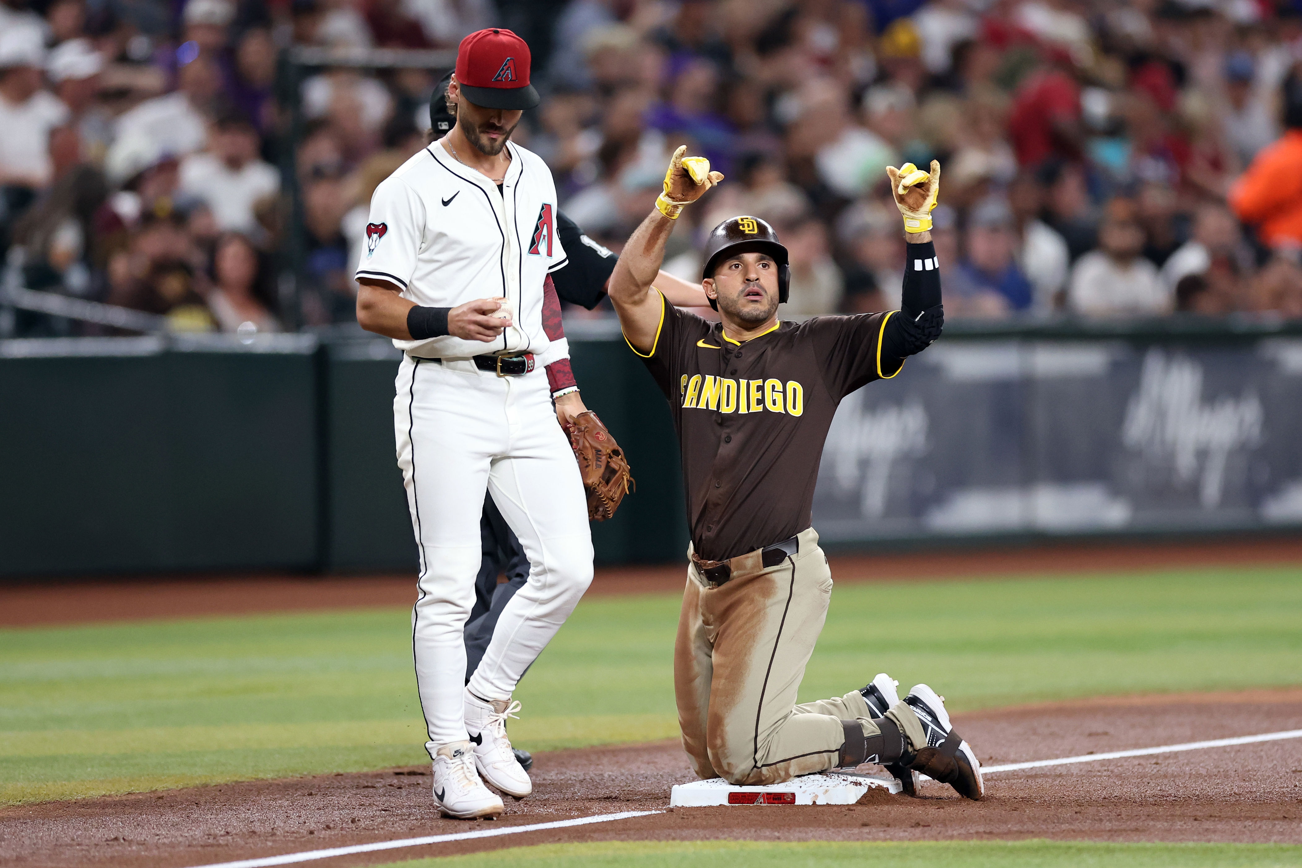 Laureano has big night, Padres erupt in 11th to beat Arizona