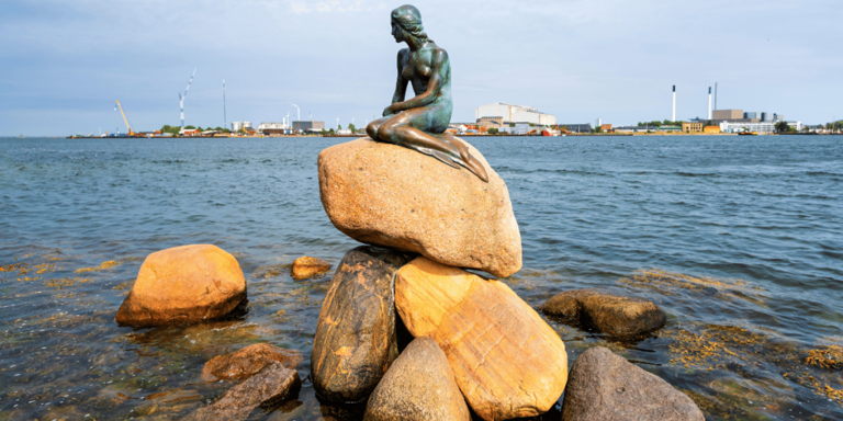 “För stora bröst” – nu ska den bort från Danmark