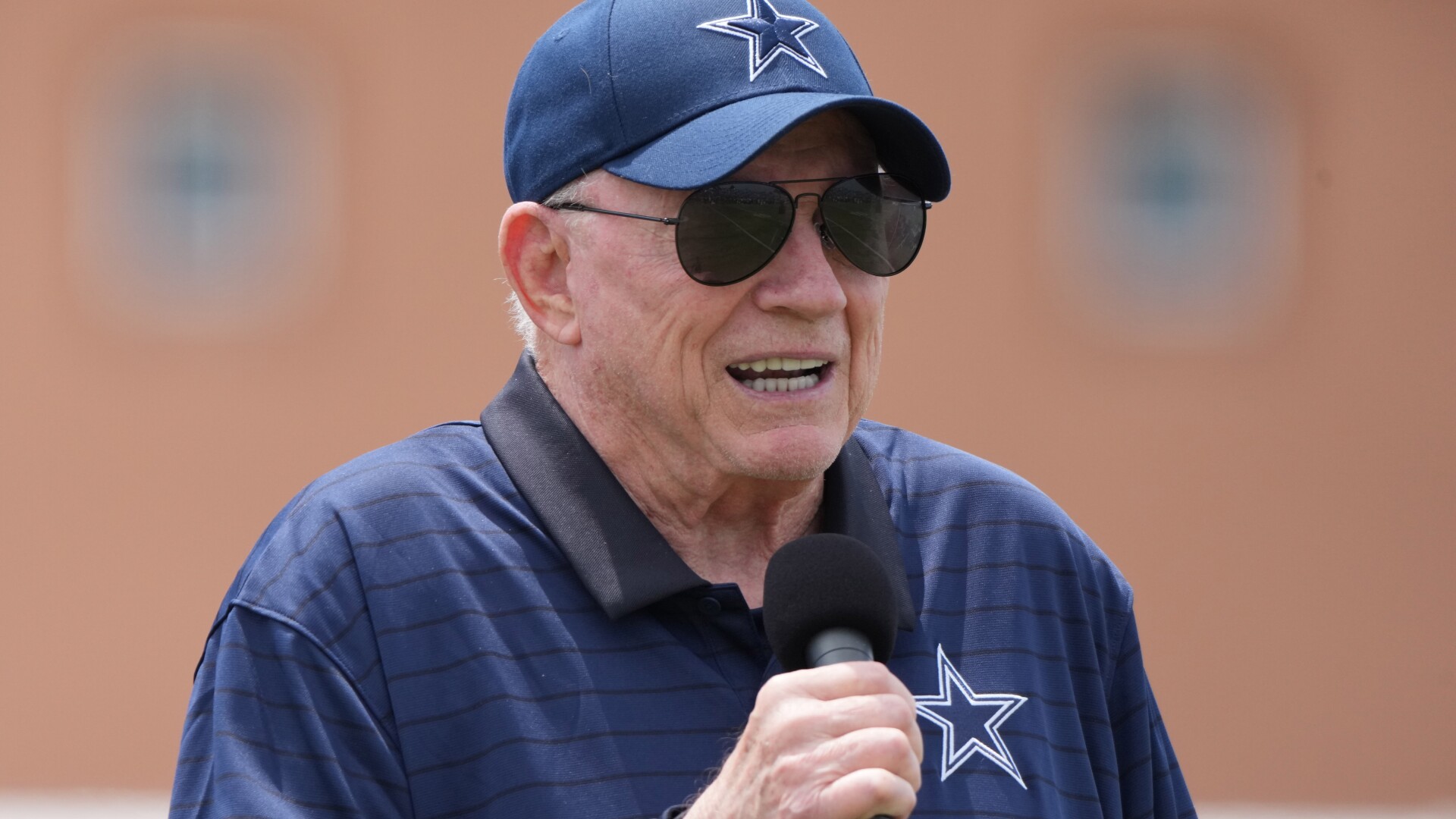 Jerry Jones on doing handshake deals: That's how I bought the Cowboys
