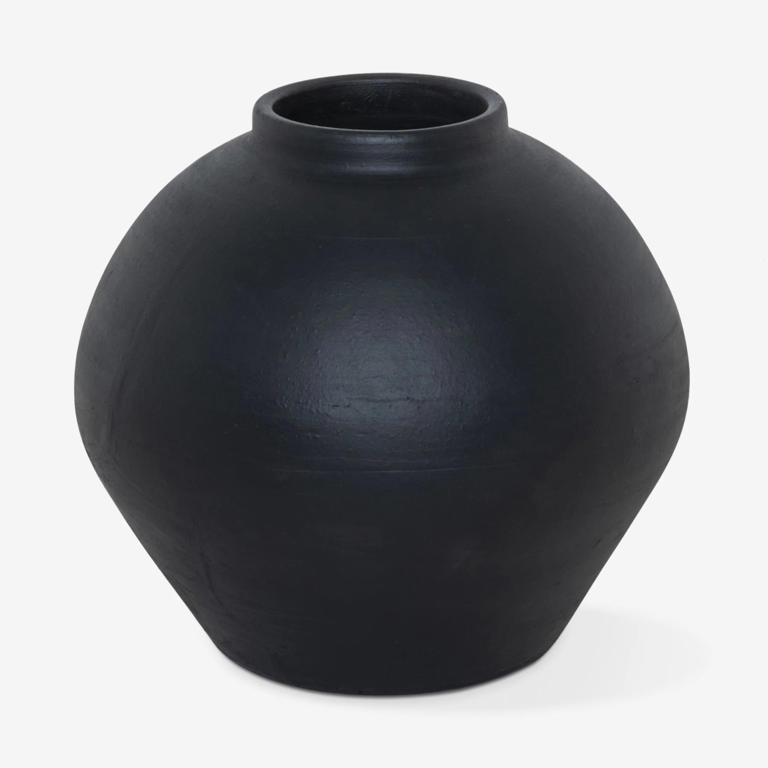 Dakota Fanning’s Minimalist Entryway Proves Why White Walls, Wood ...