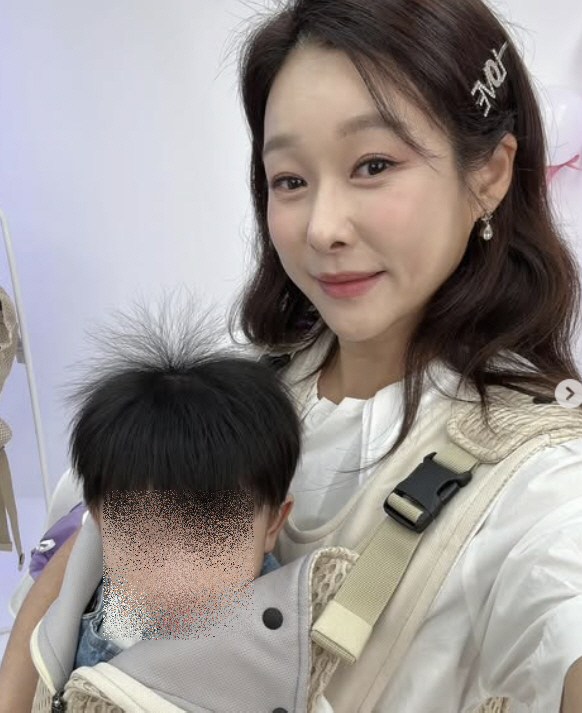 50-year-old Hyunyoung, happy birthday to your late son..My third oldest is so cute. ♥