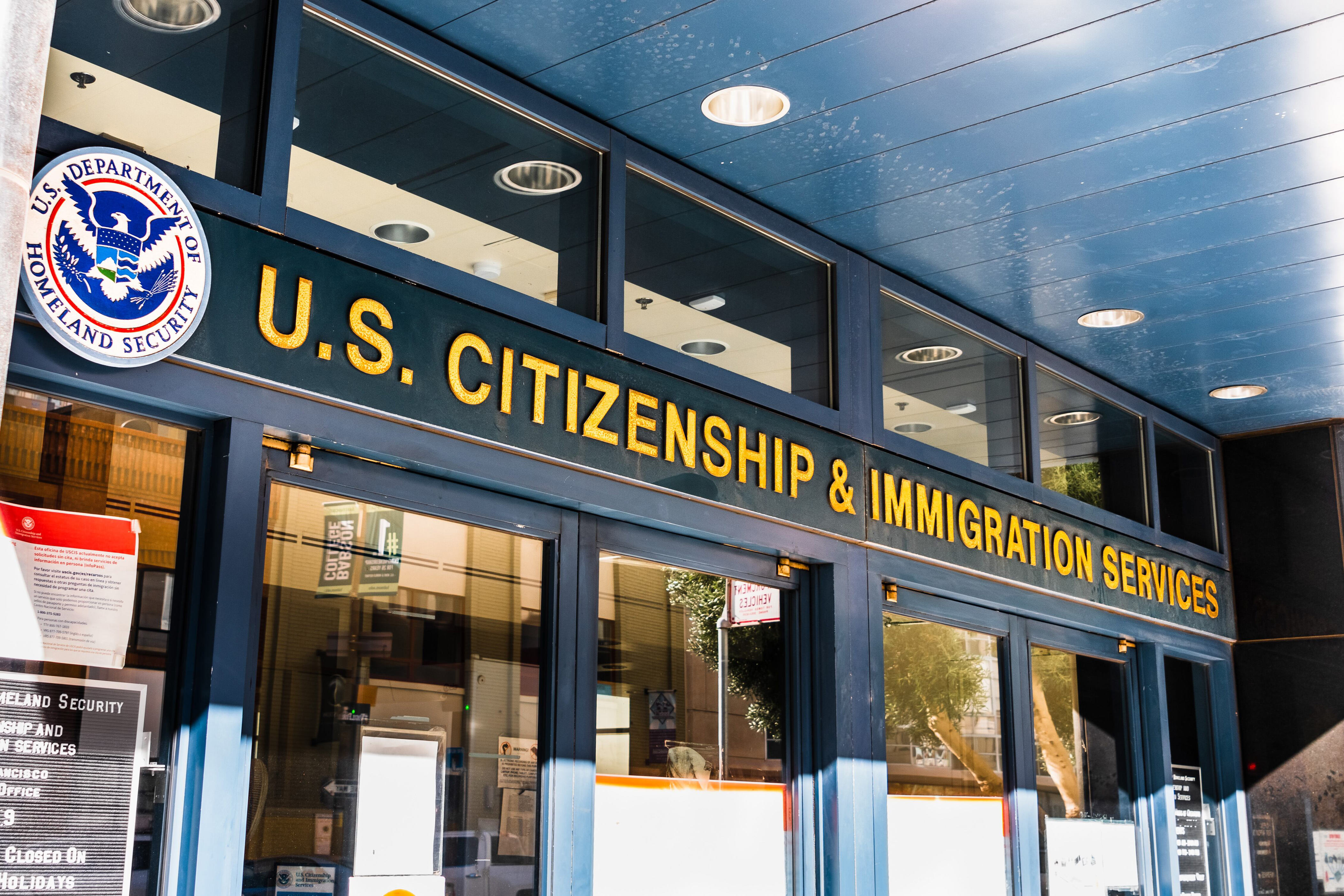 USCIS lanza portal de pago para solicitudes de asilo: ¿qué implican los ...