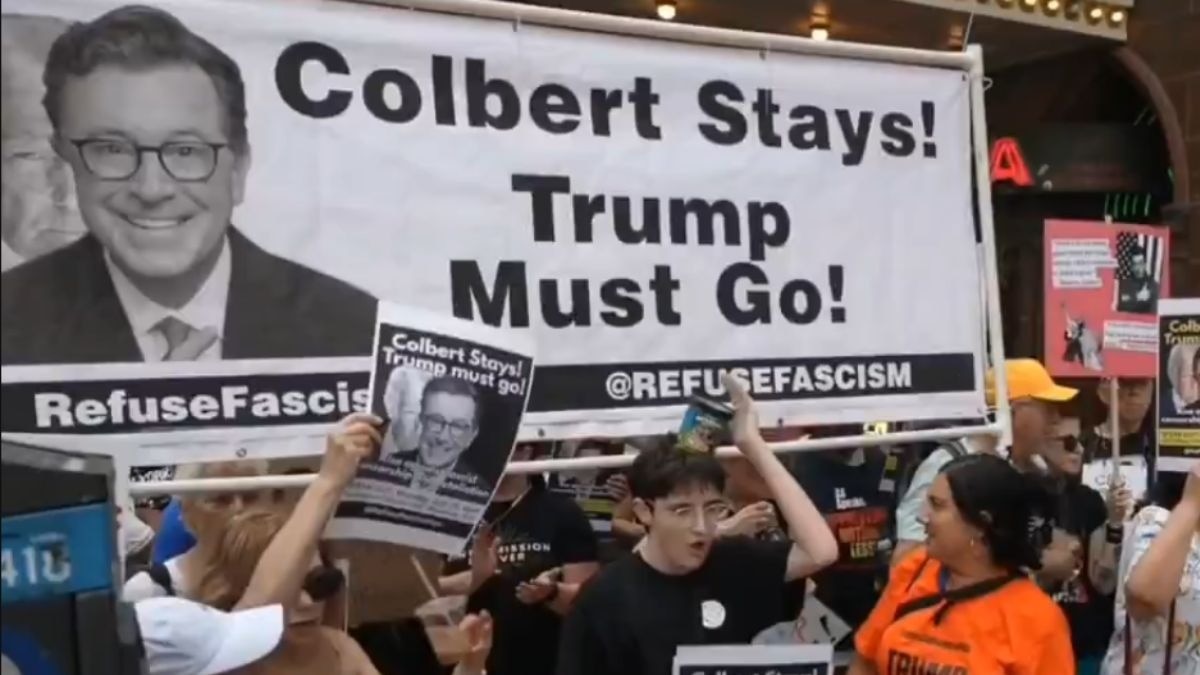 Over 200,000 sign petition to save Stephen Colbert's show ahead of NYC ...