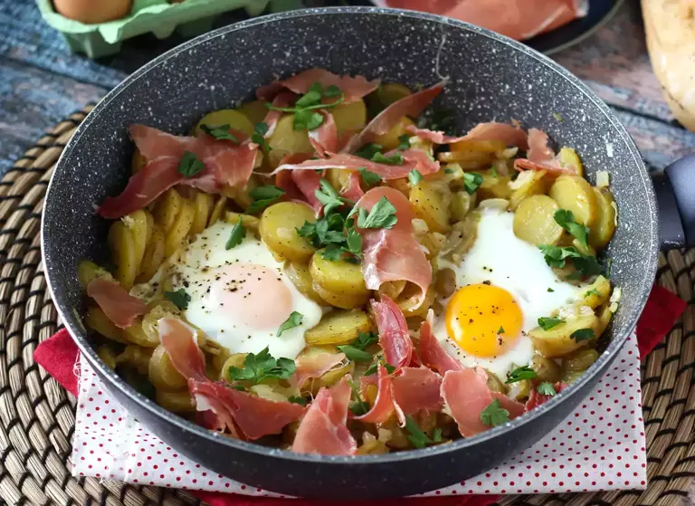 Huevos rotos, det superenkla spanska receptet baserat på potatis och ägg