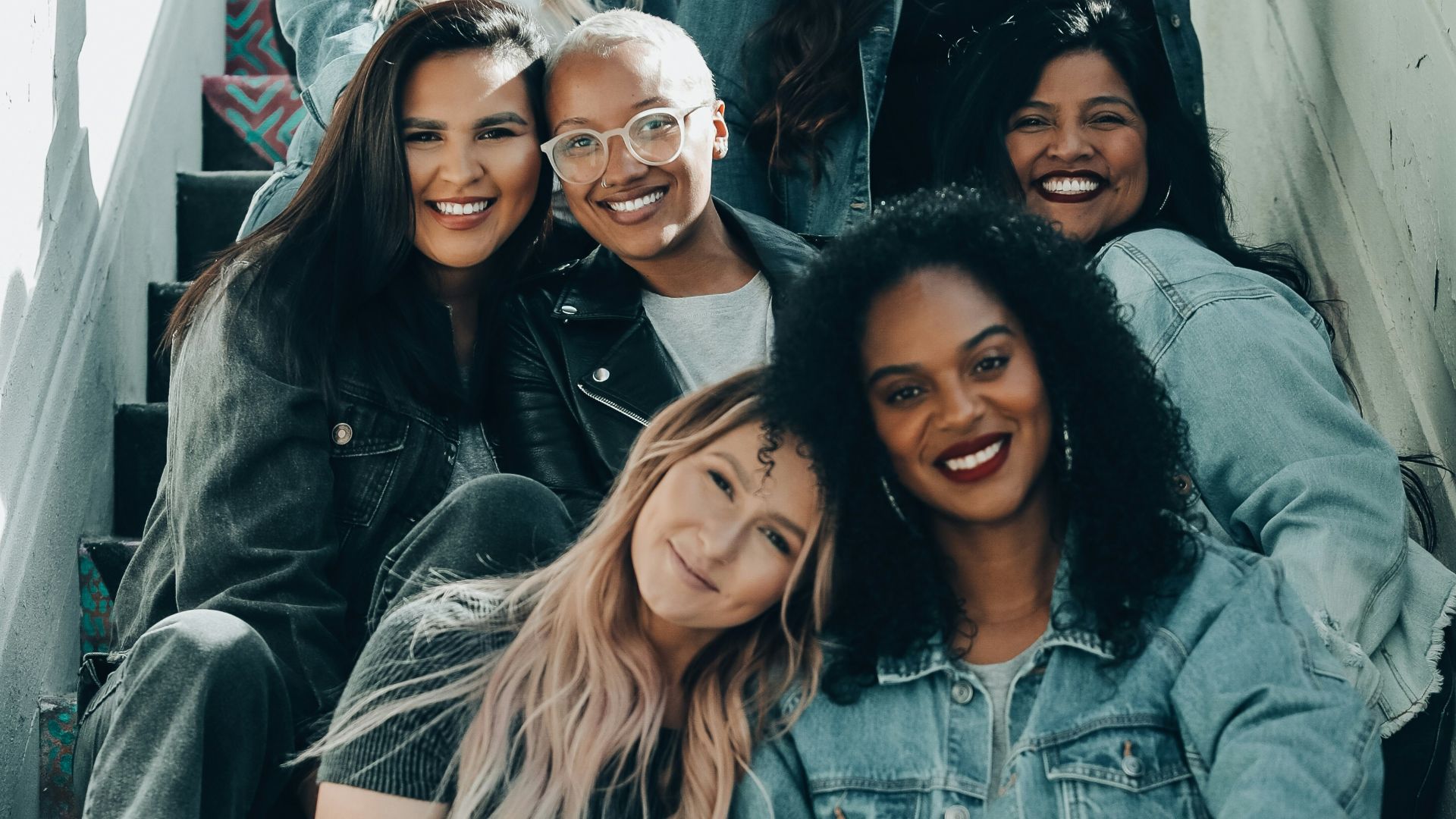20 Psychological Tricks To Make People Instantly Like You