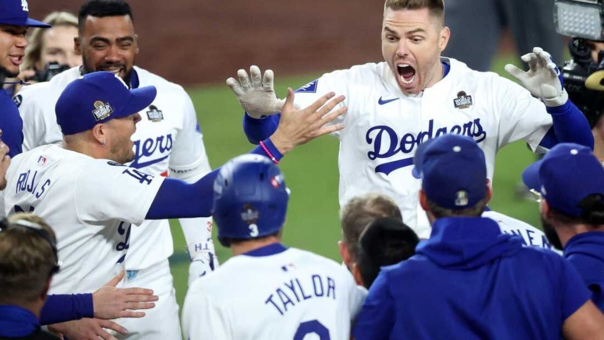 MLB: Freddie Freeman Redeems Himself with Walk-Off in Dodgers ...