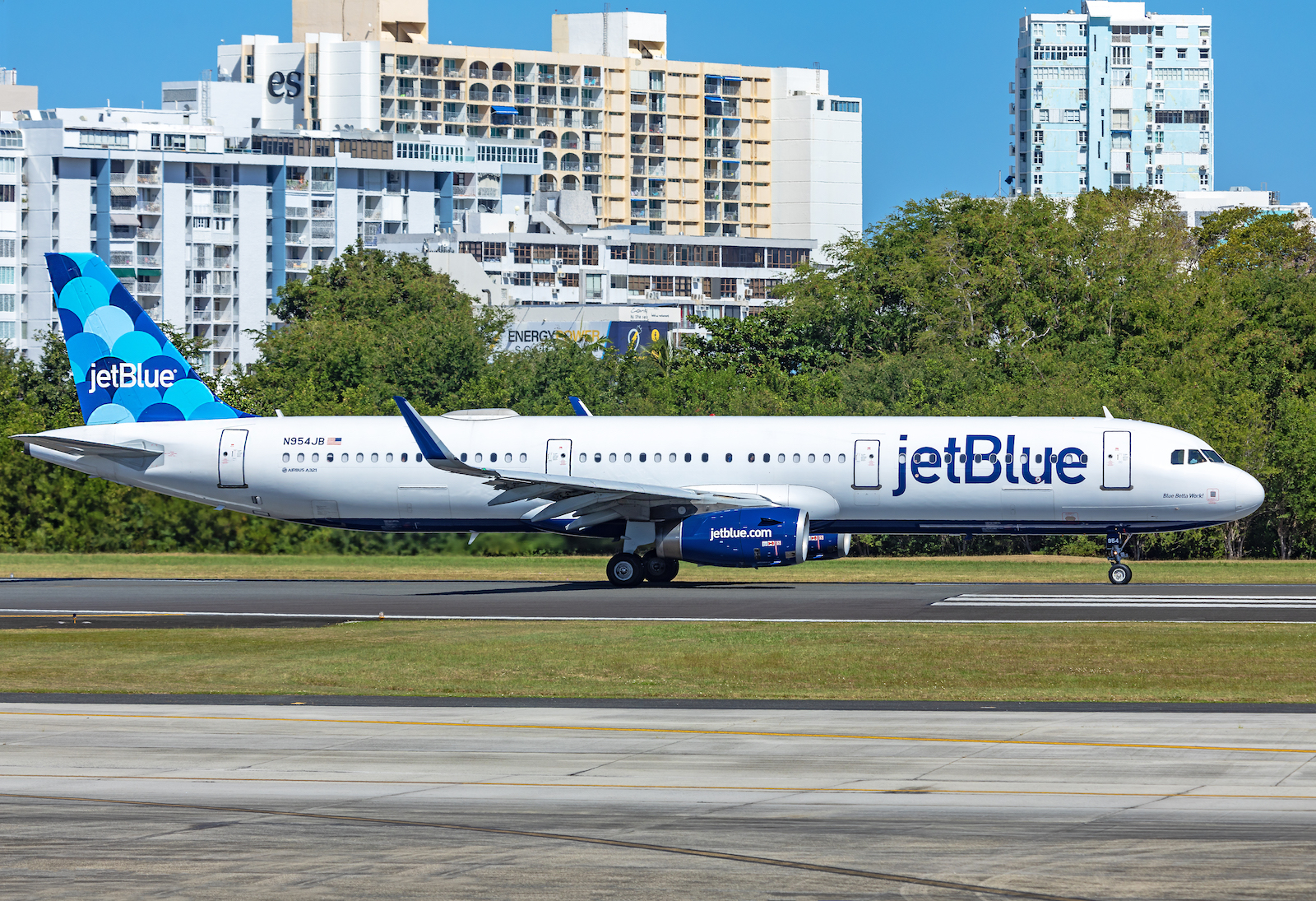 JetBlue to continue capacity cuts, slow hiring