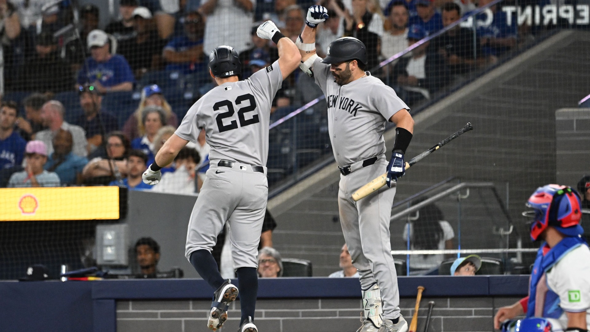 Yankees Clinch Narrow 5-4 Victory Over Blue Jays in Toronto
