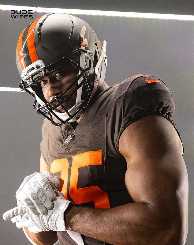 Cleveland Browns' unveiling of new helmet on Lake Erie goes horribly wrong