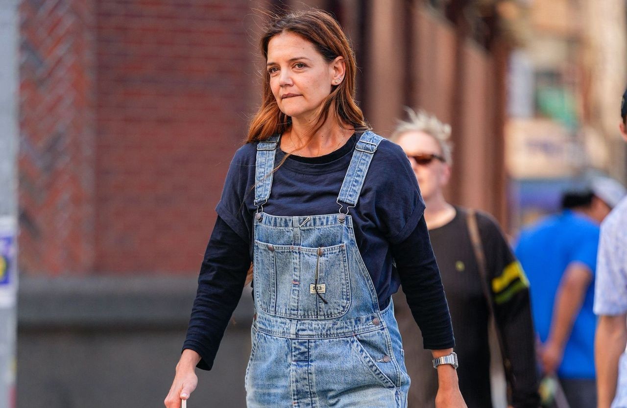 Katie Holmes signe le retour inattendu de la salopette en jean