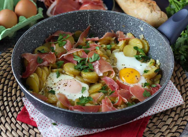 Huevos rotos, det superenkla spanska receptet baserat på potatis och ägg