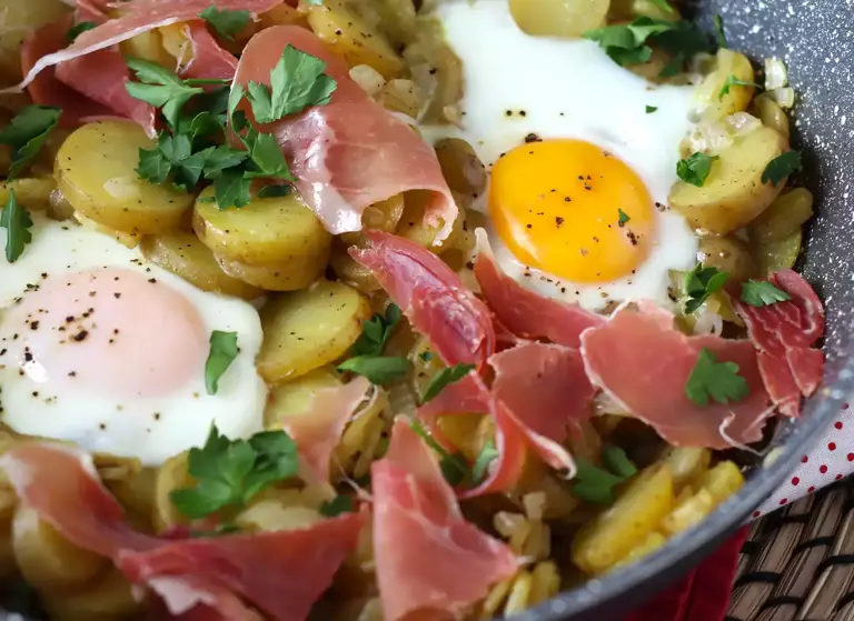 Huevos rotos, det superenkla spanska receptet baserat på potatis och ägg