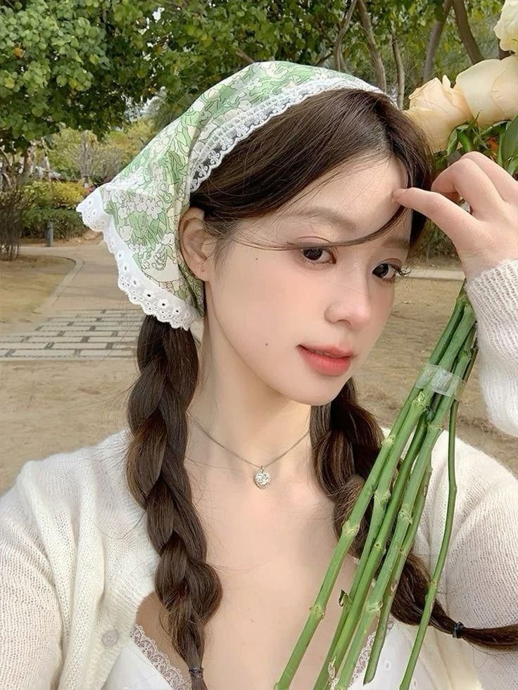 Deretan ide styling rambut dengan headscarf yang manis dan aesthetic