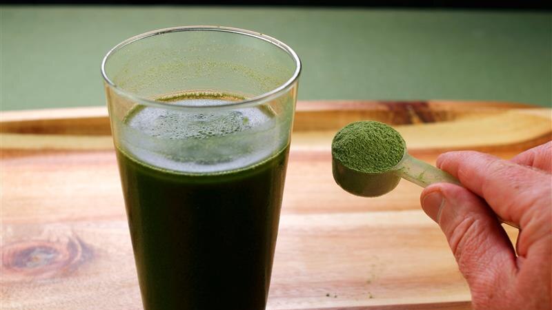 Here's what nutrition and diet experts say about green powders
