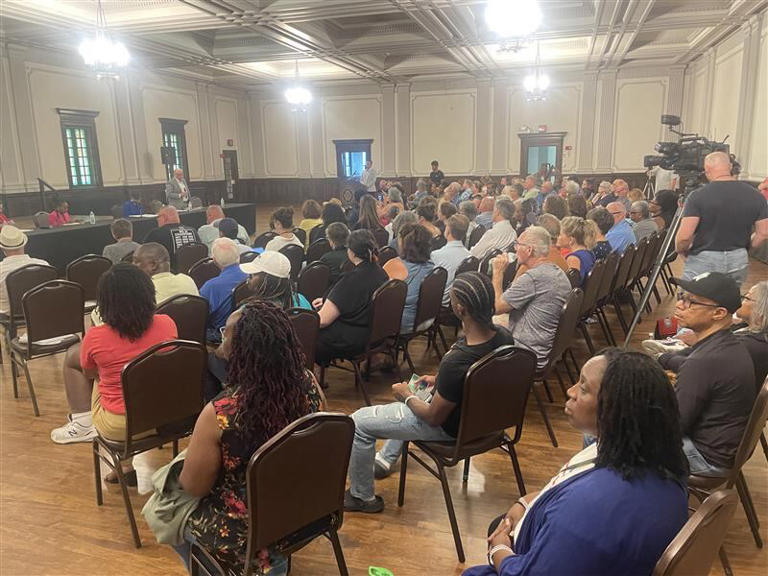 Hundreds turn out to hear from Unified Government mayoral candidates ...
