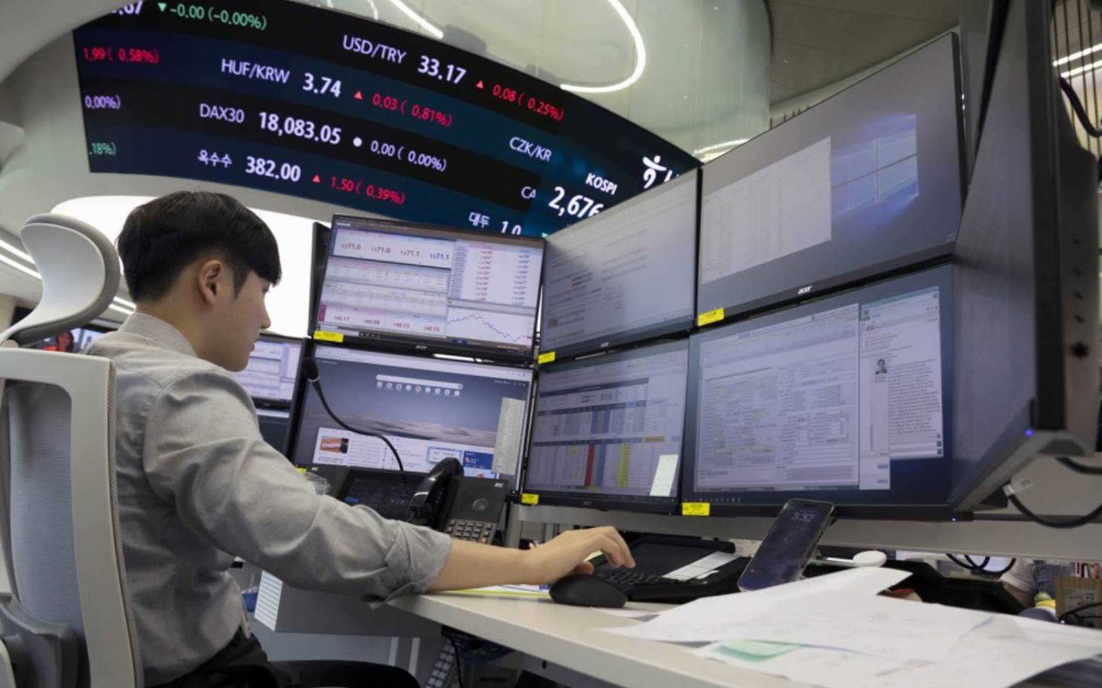 Asian stocks rise as weak US data boosts Fed rate-cut bets