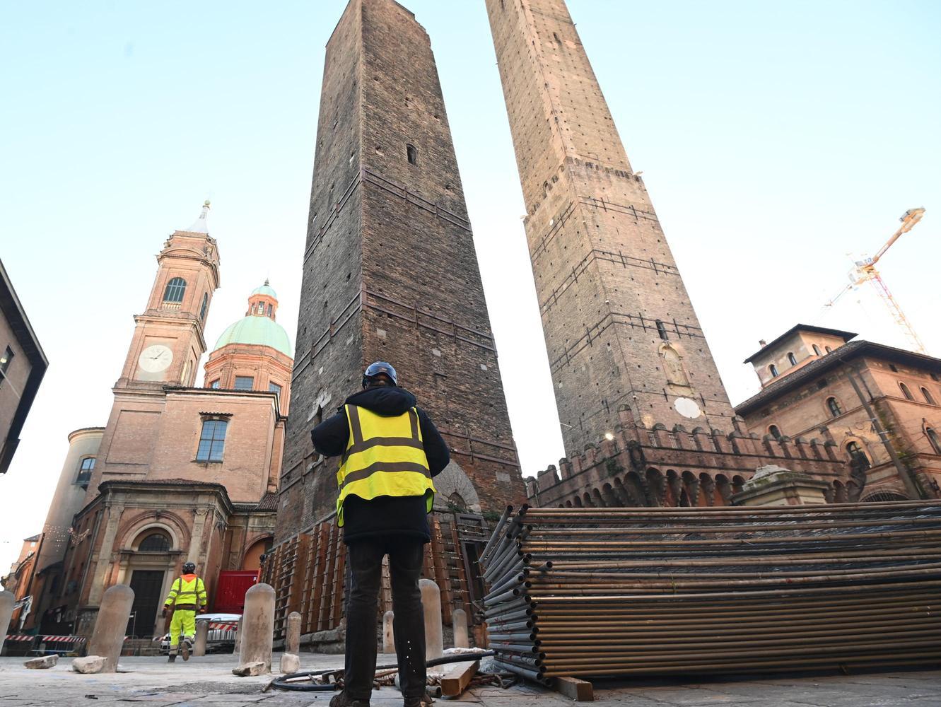 Garisenda, il restauro è un rebus. Previsti solo tralicci e iniezioni ...