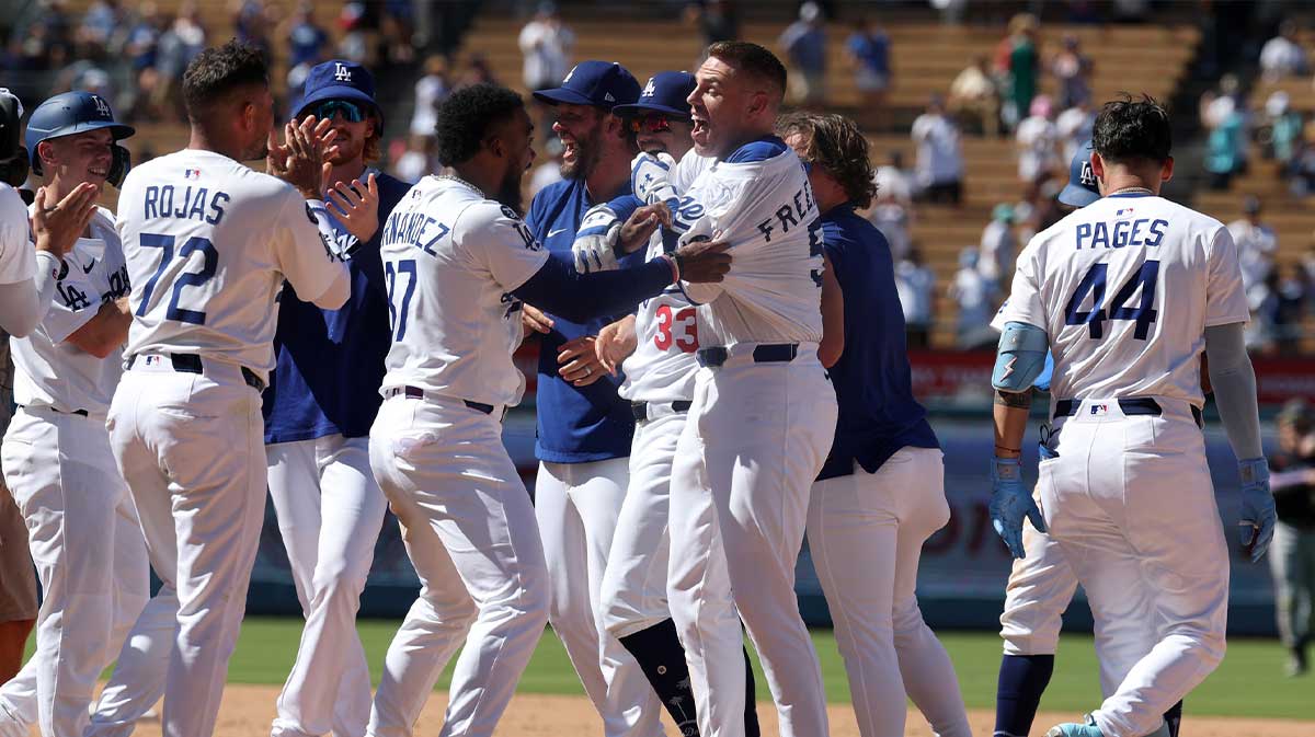 Twins fans lose it after Dodgers win on botched catch