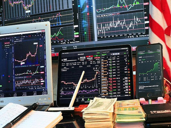 Indian stock markets open lower on Thursday despite strong global cues