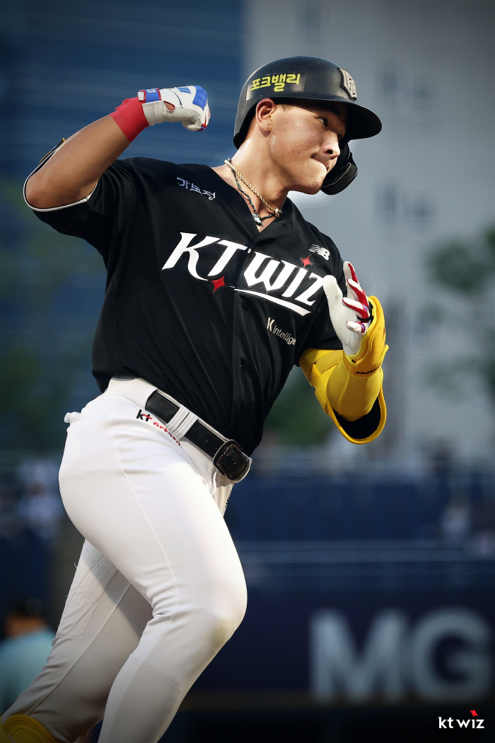 Ahn Hyun-min smells like Ryu Hyun-jin. He's from Masan, but why are you hitting him like that in ...