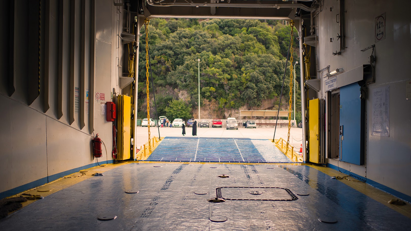 Θάσος: Σε γκαράζ ferry boat εν μέσω καύσωνα παιδί ΑμεΑ και η συνοδός ...