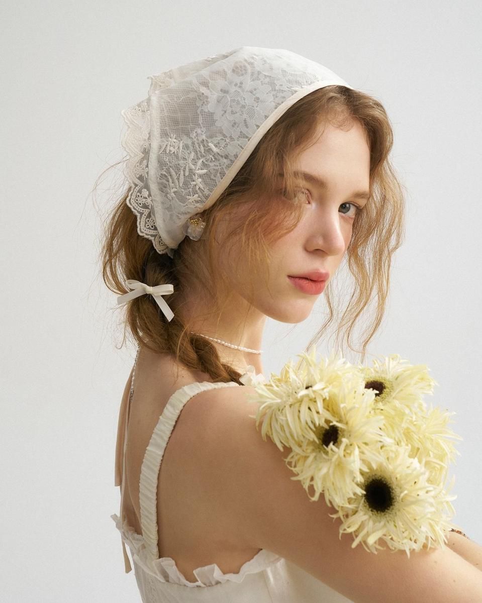Deretan ide styling rambut dengan headscarf yang manis dan aesthetic