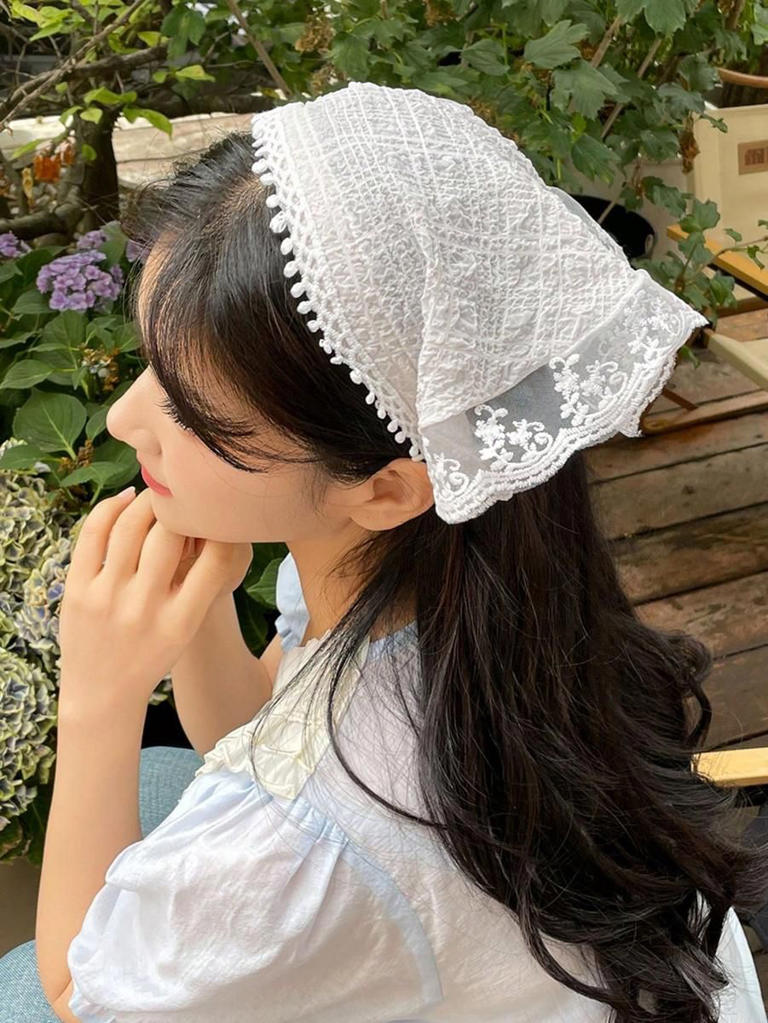 Deretan ide styling rambut dengan headscarf yang manis dan aesthetic