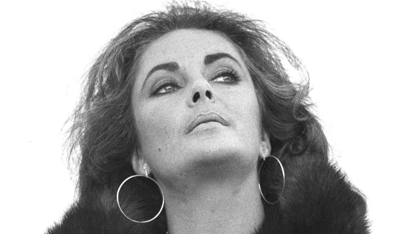 L’histoire derrière la bague de fiançailles de 69,42 carats d’Elizabeth ...