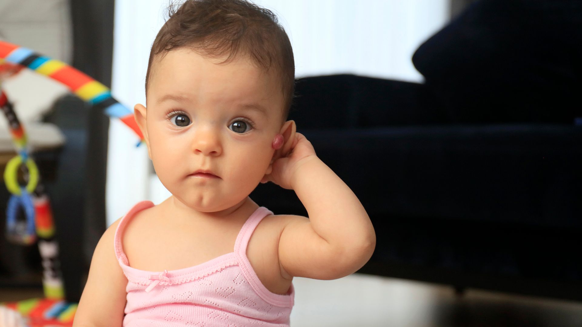 Qué significa que un niño se toque la oreja, según los expertos en ...