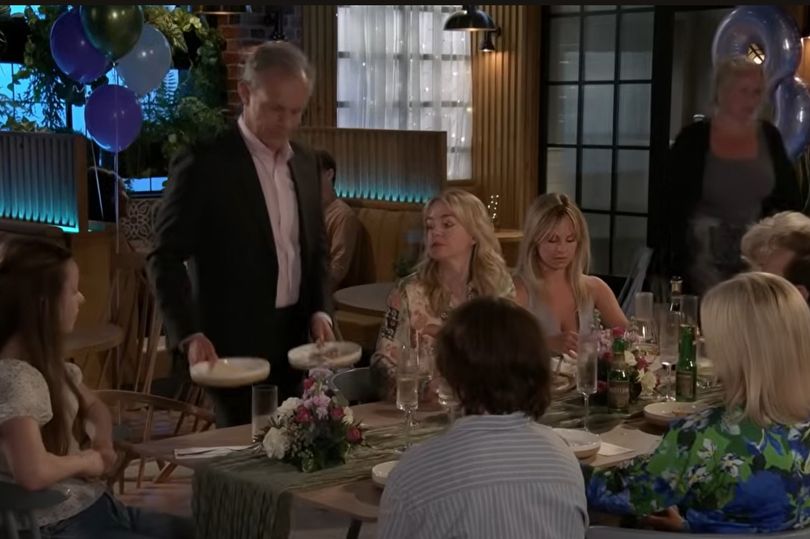 Coronation Street fans say 'pack this in' as they 'relish' legend's ...
