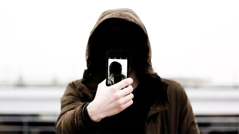 Por qué no deberías contestar «sí» al teléfono y cómo evitar esta estafa