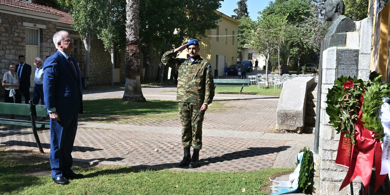 Επέτειος για την αποκατάσταση της Δημοκρατίας: Στεφάνι κατέθεσε ο ...