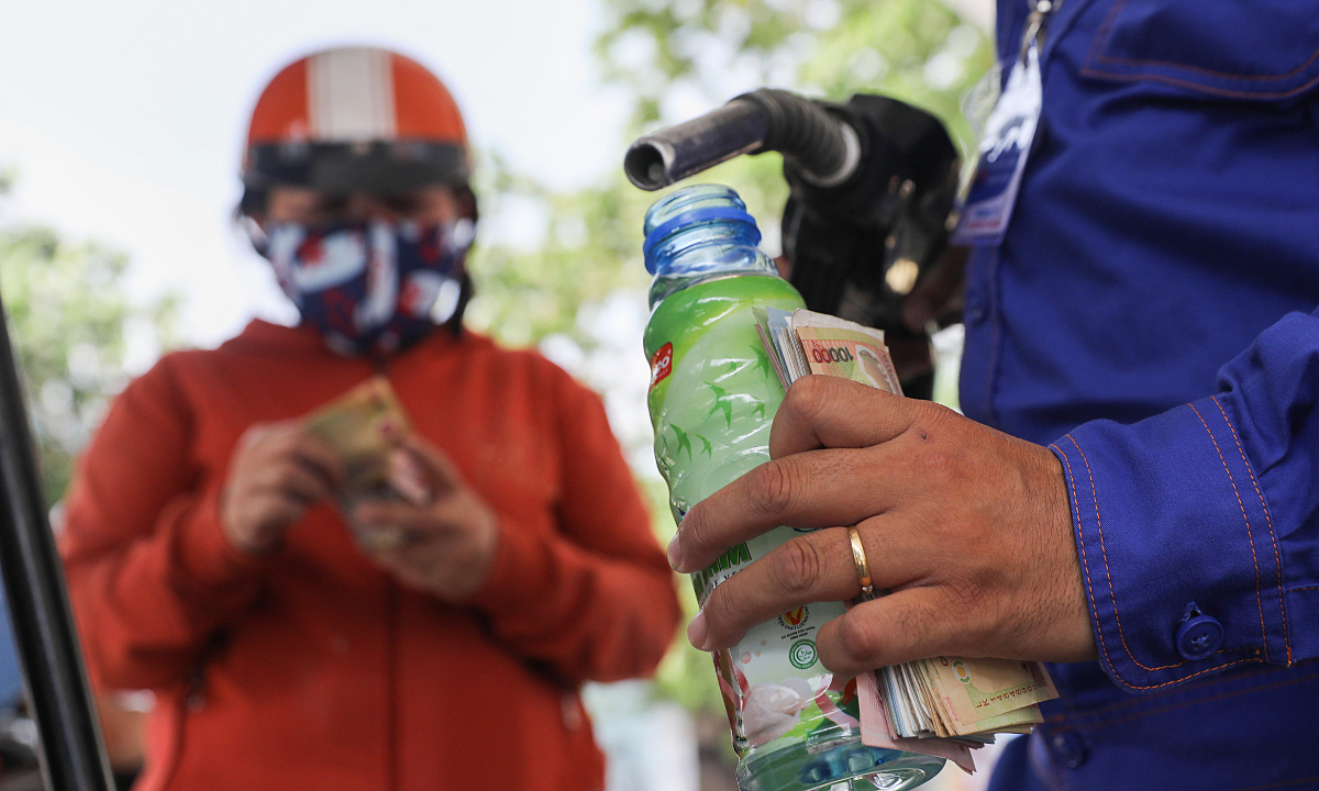 Gasoline prices fall 2 weeks in a row