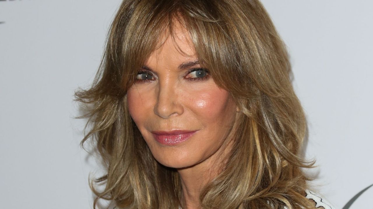 How Jaclyn Smith’s Front Porch Uses Garland, Wreaths, and Poinsettias ...