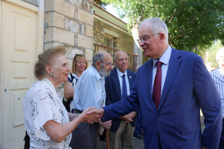 Κατάθεση στεφάνου από τον Κωνσταντίνο Τασούλα στο ΕΑΤ – ΕΣΑ