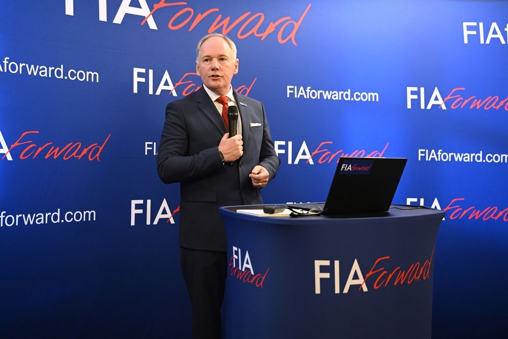 El candidato a presidente de la FIA, Tim Mayer, presenta su "manifiesto ...