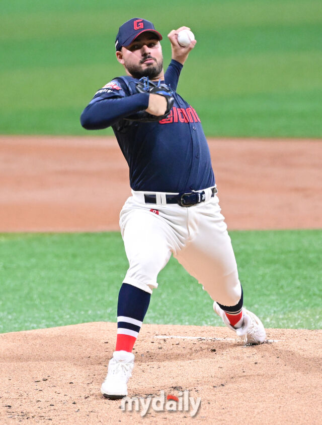 “폰세 정말 뛰어나, 맞대결하고 싶다” 롯데 괴력의 159km 좌완의 재밌는 상상…KBO NO.1 에이스 가리자[MD부산]