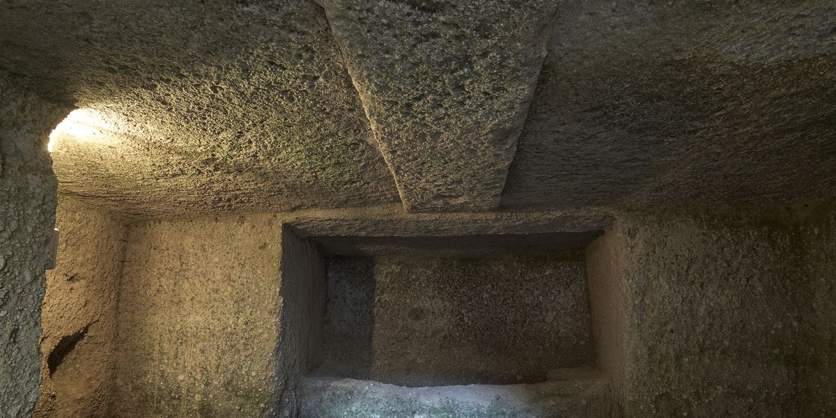 Archaeologists opened a 2,600-year-old tomb and found 4 people who time ...