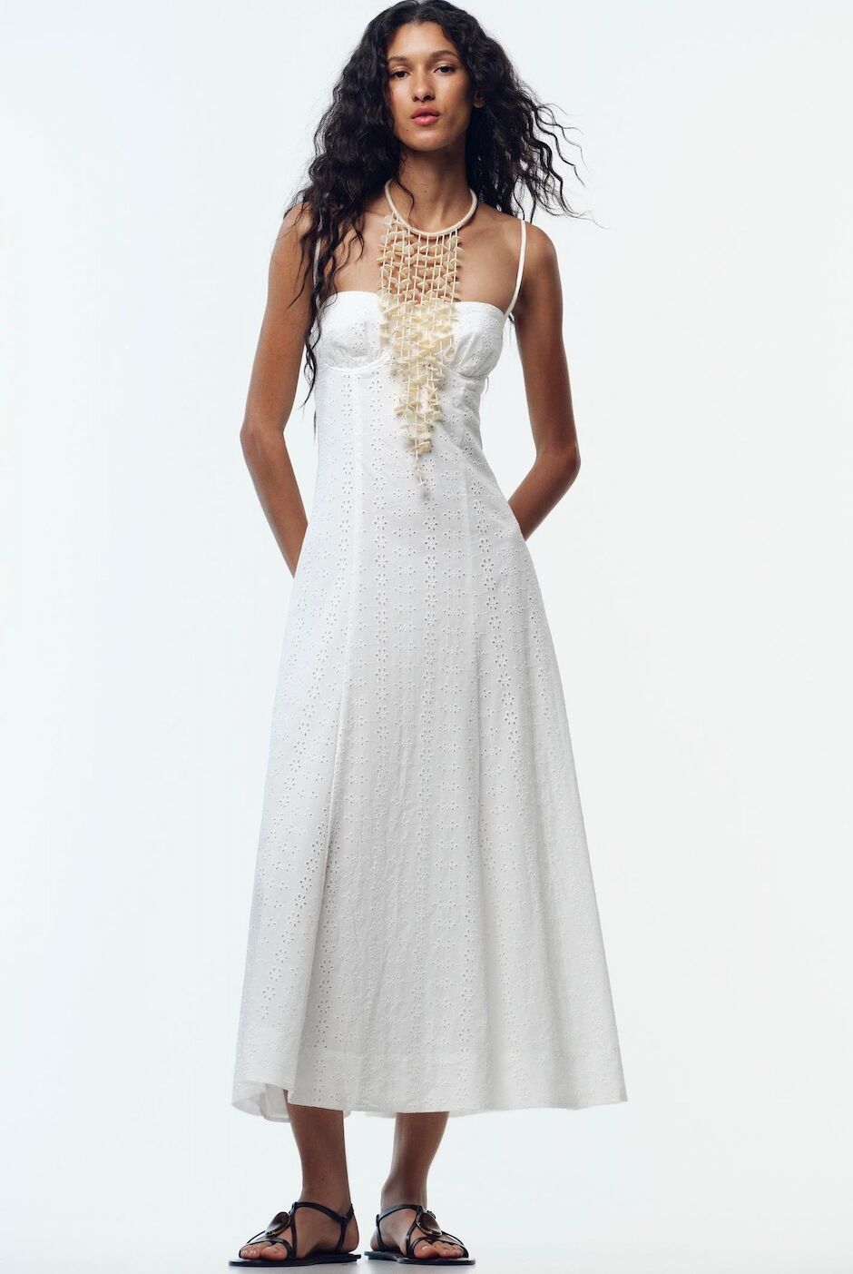 Lauren Sanchez Bezos à Saint-Tropez en robe blanche brodée et baskets ...