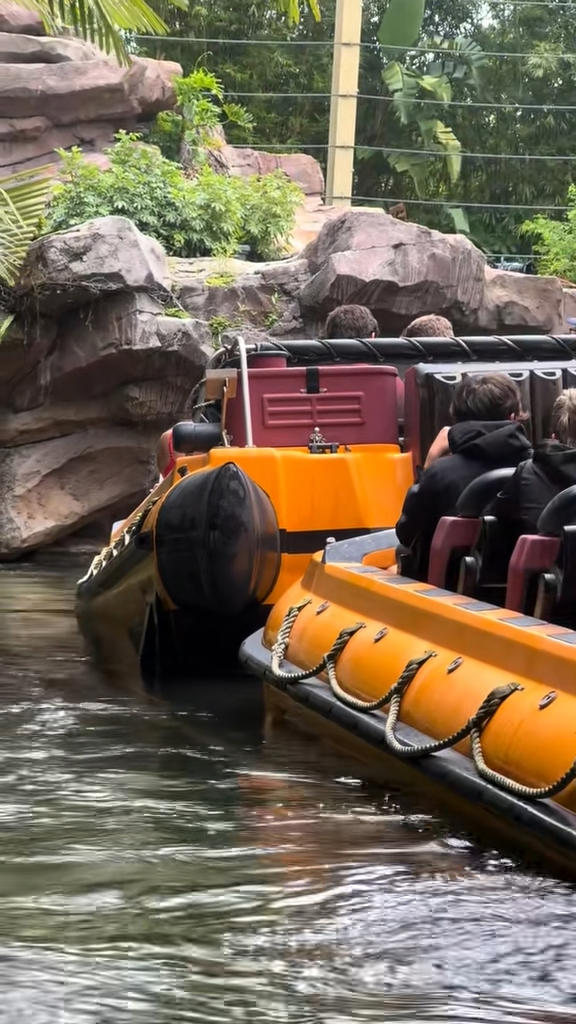 Jurassic Park boat ride starts sinking into water in shocking scene at ...